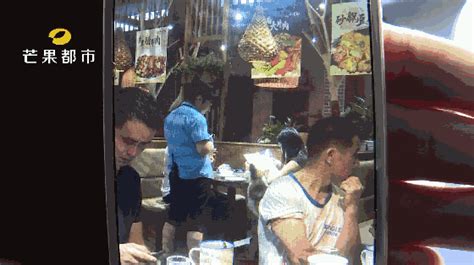 长沙一顾客用饭店餐具喂狗 网友：你把狗当人别把人当狗大湘网腾讯网