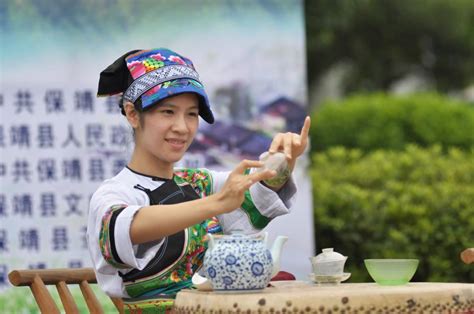 美女黄金茶茶艺表演图片6 中国风