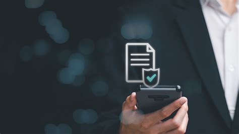 확인란 목록이있는 가상 온라인 문서를 통해 단계를 확인하는 사업가 관행 및 정책의 개념 회사 정관 이용 약관 정확성 확인 복종에 대한 스톡 사진 및 기타 이미지 Istock