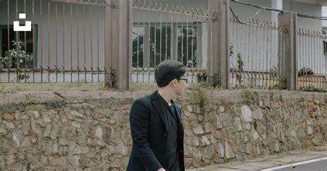 낮 동안 회색 콘크리트 포장 도로에 서 있는 검은 코트를 입은 남자 사진 Unsplash의 무료 베트남 이미지