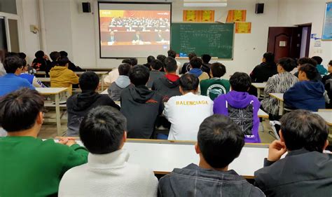 复兴书院开展“学习两会精神、汇聚前进力量”主题班会