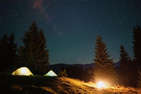 Barracas Tur Sticas Iluminadas Brilhantes Perto De Fogueira Brilhante No Acampamento Em Bosques