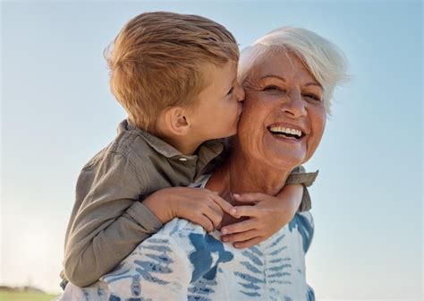 Embrassez Lenfant Et La Grand Mère Dans Un Parc Avec Amour Soins Et