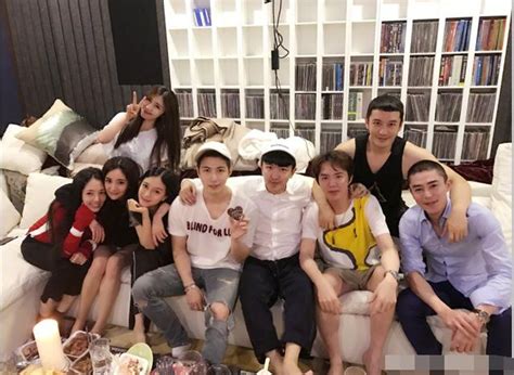 张大大晒豪华朋友圈，霍建华，杨颖均在列，网友却质疑杨幂走光了