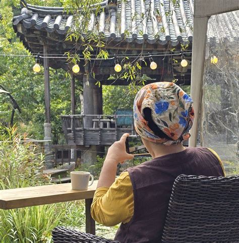 종은 내 앞에서 좌석버스를 기다리시는 부부로 보이는 두 어르신 이른 아침부터 어디를 서둘러 가시는지 참 곱게 가신다 두 분 모두 작은 가방을 크로스로 매고 예쁘고