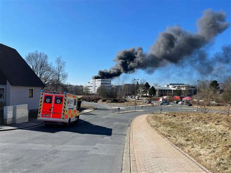 Feuer bei Firma Netzsch in Selb löst Großeinsatz aus Chemiefässer in