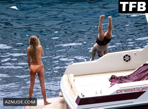 Katherine Pilkington Sexy Seen Flaunting Her Hot Bikini Body On A Boat