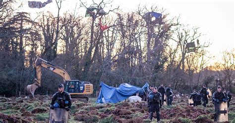 A la police a détruit le camp de la ZAD à coups de pelleteuse