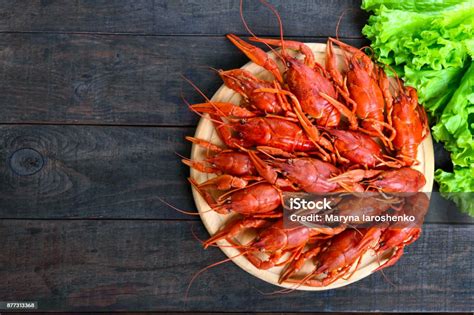 어두운 테이블에 둥근 나무 쟁반에 맛 있는 삶은 가재의 더미 최고의 볼 수 있습니다 비문에 대 한 여유 공간입니다 갈고리 발톱에