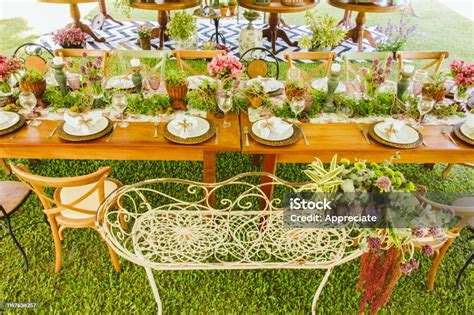 웨딩 설정 테이블과의 자가 있는 연회 장식 꽃 도자기 유리 0명에 대한 스톡 사진 및 기타 이미지 0명 결혼 의식 결혼식 Istock
