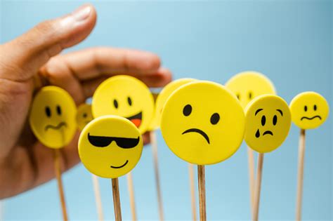 다양한 이모티콘이 함께 있는 나무 팔레트 행복 슬픔 놀람 무서움 기분과 심리학의 개념 0명에 대한 스톡 사진 및 기타 이미지