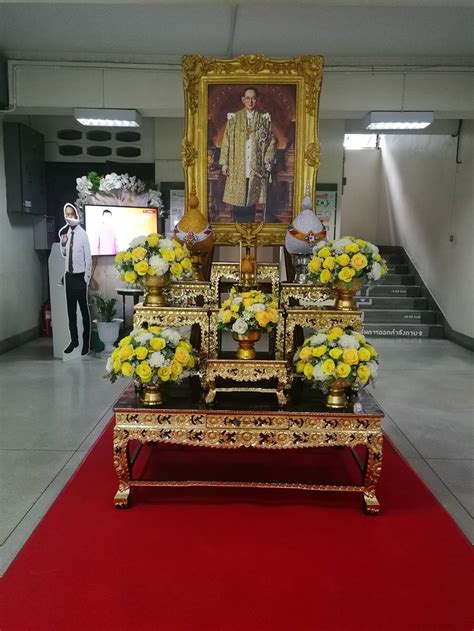 ฝ่ายสื่อสารและอาคารสถานที่ ดำเนินการจัดตั้งโต๊ะหมู่ประดิษฐานพระบรมฉายาลักษณ์ฯ สำนักงานเลขานุการกรม