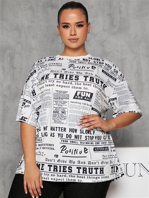 SHEIN Camiseta de hombros caídos con estampado de periódico