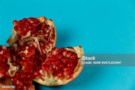 파란색 바탕에 석류의 조각입니다 비타민 그리고 무기물입니다 개념 건강 한 음식입니다 닫습니다 공간 복사 0명에 대한 스톡 사진 및 기타 이미지 Istock