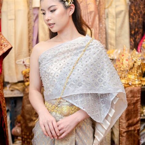 ชุดไทยสไบสพักสีแดง ชุดไทยศิริรุ่งเรือง แหล่งรวมชุดไทย ประตูน้ำ แพลท
