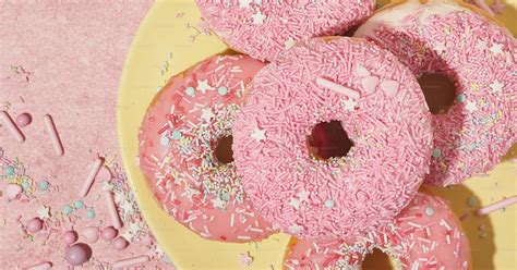 스프링클을 덮은 분홍색 도넛을 얹은 노란색 접시 사진 Unsplash의 도넛 이미지