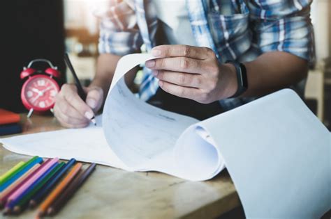 엔지니어는 고객을 위해 블루프린트 하우스 플랜에 그래픽을 만들 계획입니다 개념에 대한 스톡 사진 및 기타 이미지 개념 개념과 주제 건축물 Istock