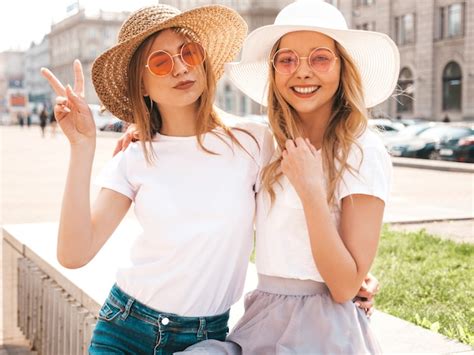 유행 여름 흰색 티셔츠 옷에 두 젊은 아름 다운 금발 웃는 Hipster 여자의 초상화 무료 사진
