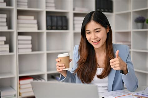 매력적인 아시아 사업가가 온라인 회의에서 직원들에게 엄지손가락을 치켜들고 있다 25 29세에 대한 스톡 사진 및 기타 이미지