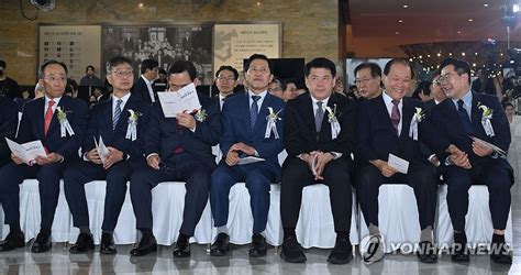 대화하는 황우여 박찬대 연합뉴스