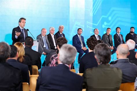 Sergio Massa y Ariel Sujarchuk presentan medidas de estímulo al