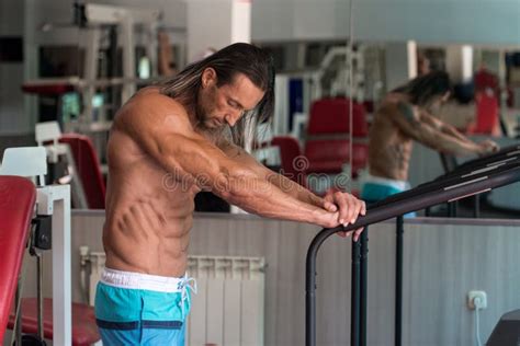 Homem Muscular Após O Exercício Que Descansa No Gym Imagem de Stock