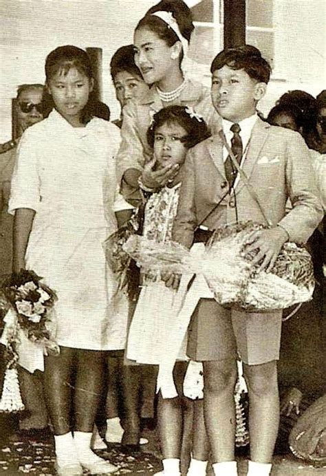 สมเด็จพระนางเจ้าพระบรมราชินีนาถ พร้อมด้วย พระราชธิดา พระราชโอรส King Of
