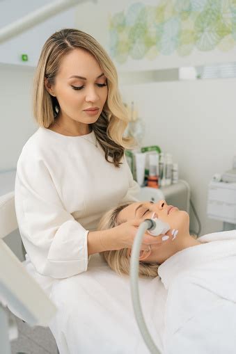 얼굴 피부 치료를 하는 미용사의 수직 초상화 고주파 얼굴 리프팅 하드웨어 노화 방지 절차 Rf 리프팅 및 진공 마사지 25 29세에 대한 스톡 사진 및 기타 이미지 Istock