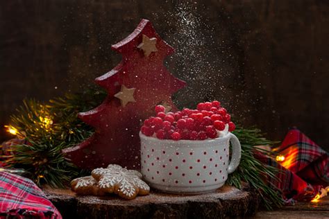 Komposisi Natal Dengan Roti Jahe Bentuk Kepingan Salju Cangkir Minuman