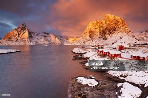 노르웨이 로포텐의 레이네 마을 너머로 펼쳐지는 장엄한 빛 0명에 대한 스톡 사진 및 기타 이미지 0명 Rorbu 건축 Istock