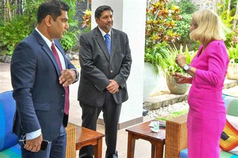 රුවන් සාරා හල්ටන් සමඟ වට මෙිස සාකච්ඡාවක Lankadeepa Online