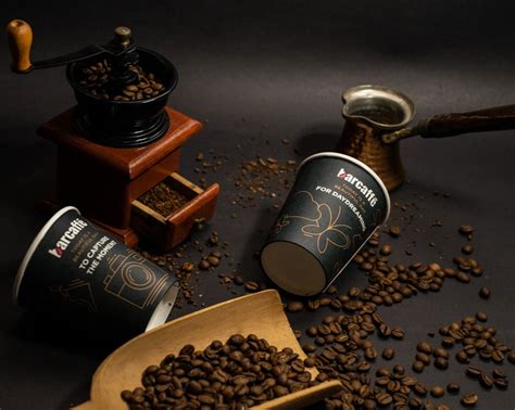 가정 양조 갈다 갈아서 양조하다 검은 컵 교묘한 설정 구식 나무 분쇄기 레트로 모닝 커피 바리스타 브루잉 빈티지 소박한 스타일 수동 그라인더 숙련공