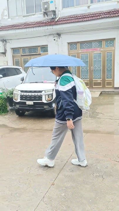 下雨天对女儿来说是种挑战，每走一步都是小心翼翼，怕假肢打滑摔跤。女儿呀！妈妈知道你很辛苦，也很坚强。每一次经历都是你成长的必经之路，妈妈会一直陪着你，给你力量和勇气，加油，你是最棒的！ 坚强的