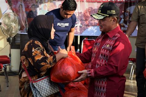 Infopublik Wagub Kalbar Serahkan 500 Paket Bantuan Sembako Warga