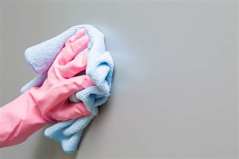 직원 마이크로 화이버 천으로 닦아 찬 표면 고무 보호 장갑에 손을 이른 봄 또는 일반 정리입니다 상업적인 청소 회사 개념입니다 가구에 대한 스톡 사진 및 기타 이미지