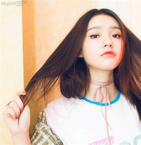 林允亮相宣传活动抱枕挡美腿（67） 图片 名腿网