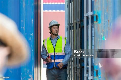 컨테이너 화물 현장에서 근무하는 포먼 또는 작업자가 컨테이너로 물품을 확인합니다 선적 컨테이너를 확인하는 포맨 또는 작업자 물류 및 배송 35 39세에 대한 스톡 사진 및