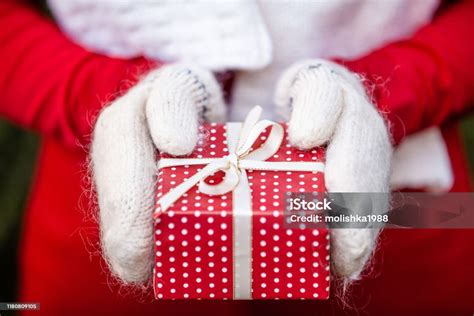 손수 만든 크리스마스 선물 상자를 들고 니트 장갑에 손의 클로즈업 12월에 대한 스톡 사진 및 기타 이미지 12월 개념 겨울 Istock