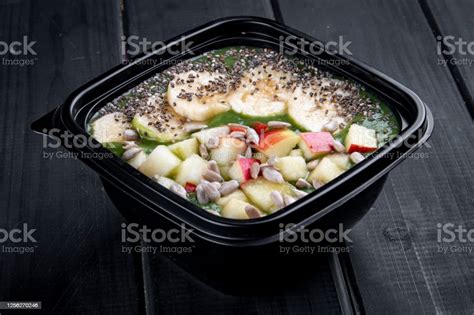 어두운 배경에 용기에 신선한 과일과 해바라기와 참깨와 죽 테이크 아웃 식이 요법과 건강한 음식 0명에 대한 스톡 사진 및 기타