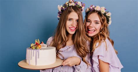 Привітання з Днем народження жінці щирі побажання у віршах своїми