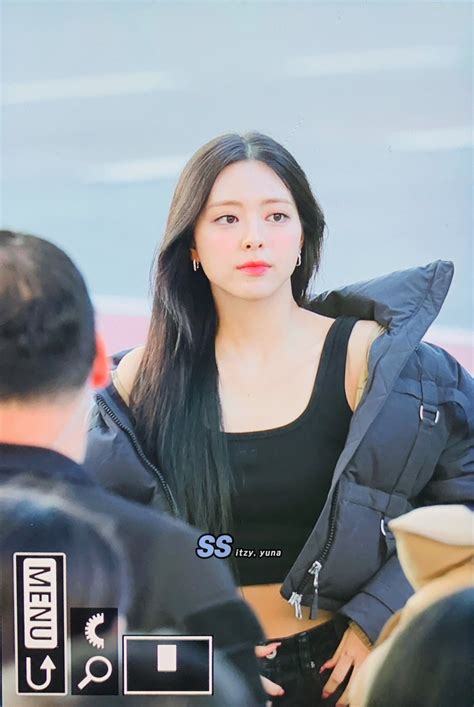 더쿠 오늘 캐나다구스 행사에 참석한 있지 유나 프리뷰 기사사진 