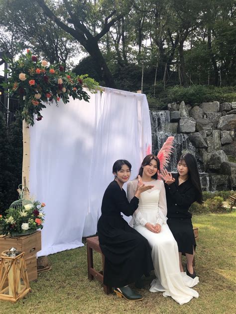 온힘을 다해 축하하고 같이 기뻐하다보니 나도 결혼을 하고 싶었다 친구는 어깨에 앉은 찬란한