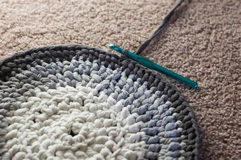 Crochet T Shirt Yarn Rug How To Make A Rag Rug Yarncraft On Cut Out Keep