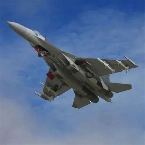 南海某空域海航高调展示白头歼 11bh，满载空空导弹战机训练水平