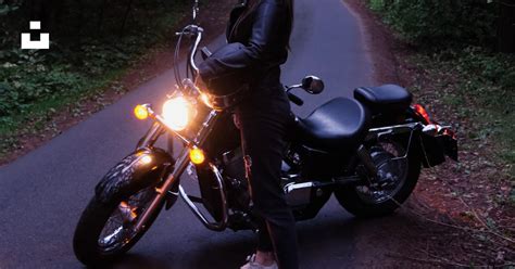 도로에서 오토바이 옆에 서 있는 여자 사진 Unsplash의 무료 민스크 이미지