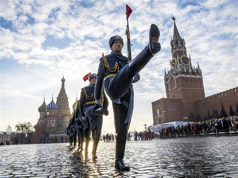 Rusia pone en cuarentena a 15 000 soldados y cancela desfile por el Día