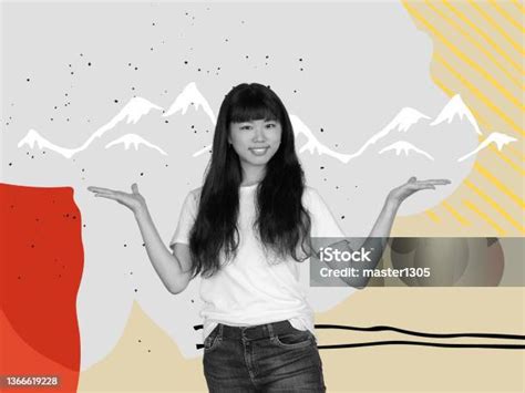 압생트 파스텔 배경에 고립 된 감정적 인 쾌활한 어린 일본 소녀와 예술 콜라주 일본식 현대미술 20 24세에 대한 스톡 사진 및