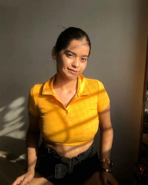 Niharika Kaur Scrolller