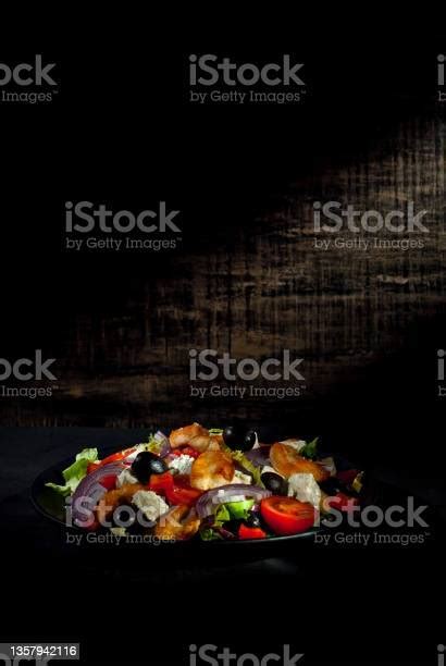 토마토 고추 올리브 치킨 필레 샐러드 어두운 배경에 검은 접시에 신선한 샐러드 음식과 가까운 텍스트를 위한 공간과 여유 공간을