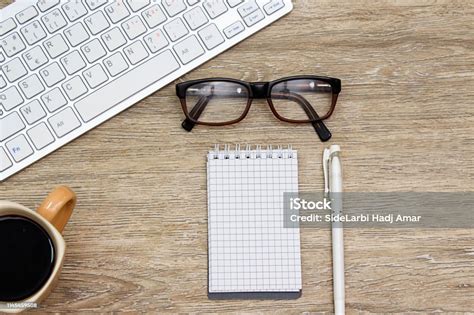 테이블에 키보드 안경 노트북 펜 및 커피 컵 0명에 대한 스톡 사진 및 기타 이미지 0명 갈색 Istock